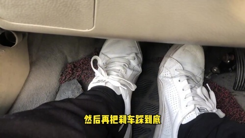 半坡起步如何不熄火,不溜车