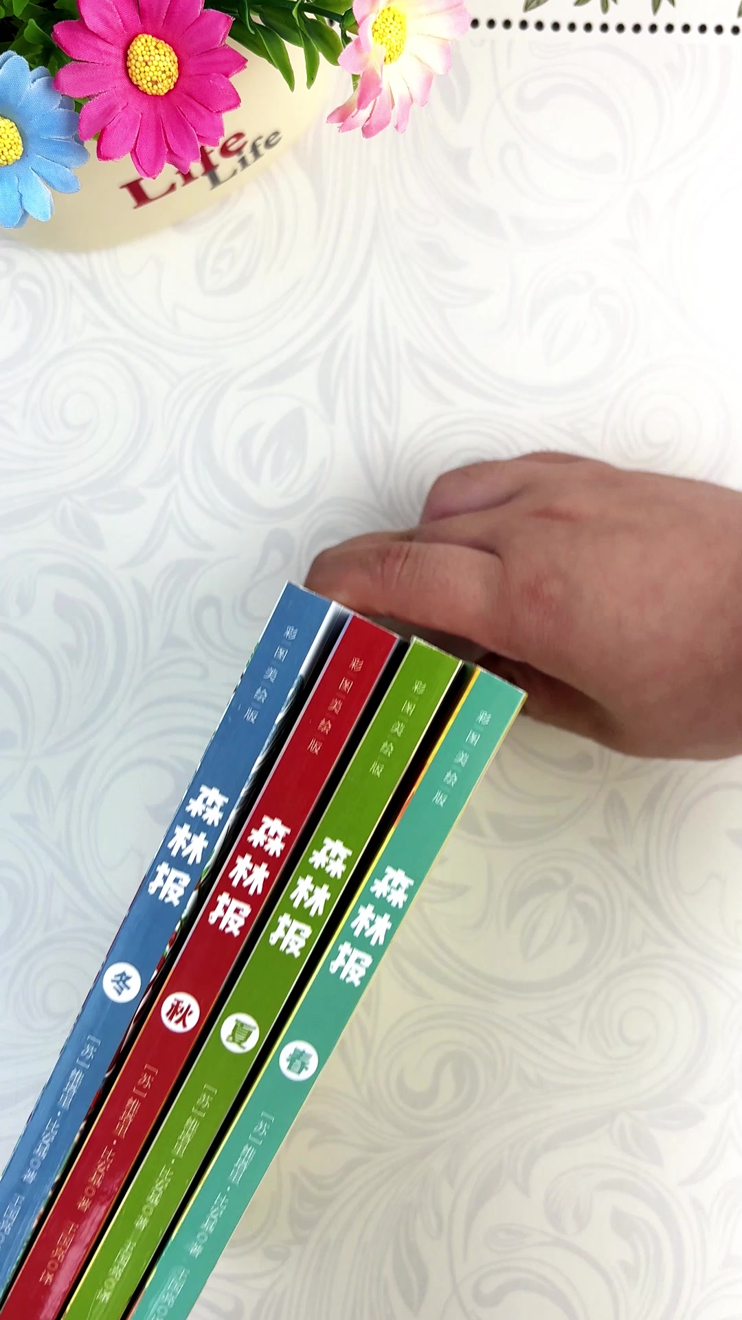 孩子不爱阅读,写不好作文,就读这套老师推荐的《森林报》,生动有趣...