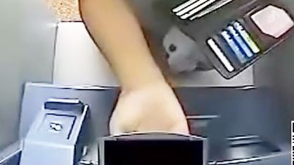 小心!有人竟在ATM取款机上 加装摄像头和读卡器,隔空取走你的钱!