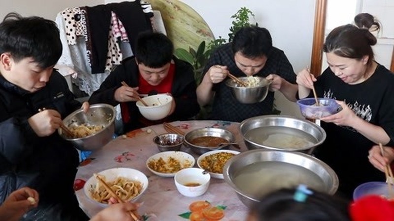 因疫情回不去家,在娘家10口人做卤面,大外甥连吃4大盆