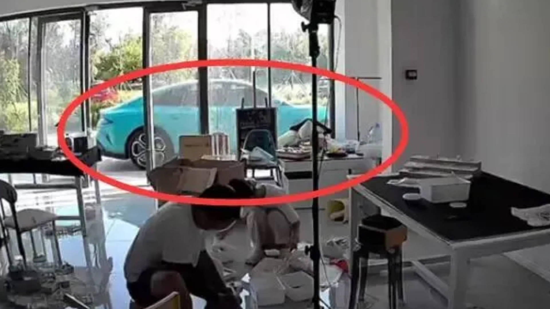 小米汽车突然自己开走?车主否认客服误触手机致车辆启动说法,"全程有...