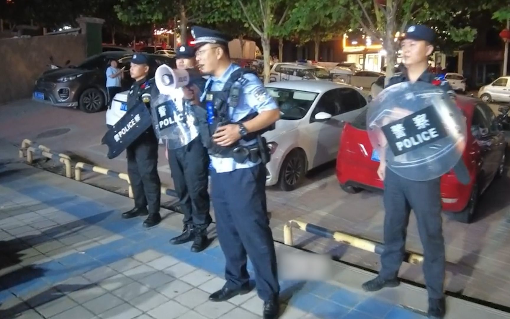 民警夜市巡逻霸气喊话“不要打架,尤其不要打女人” 顾客拍手叫好