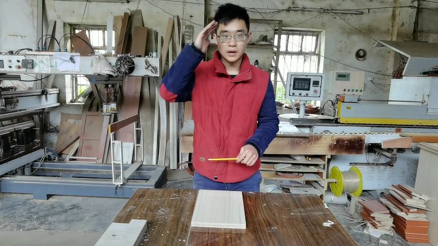 定制家具:利用电木铣倒装,快速准确开背板插槽