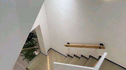 实木踏步与无框透明玻璃扶手、包覆式封闭扶手的设计组合,既呈现出...