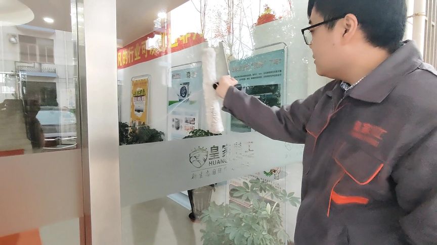 如何使用玻璃刮,才不会向下滴水#专业擦玻璃 #家政服务