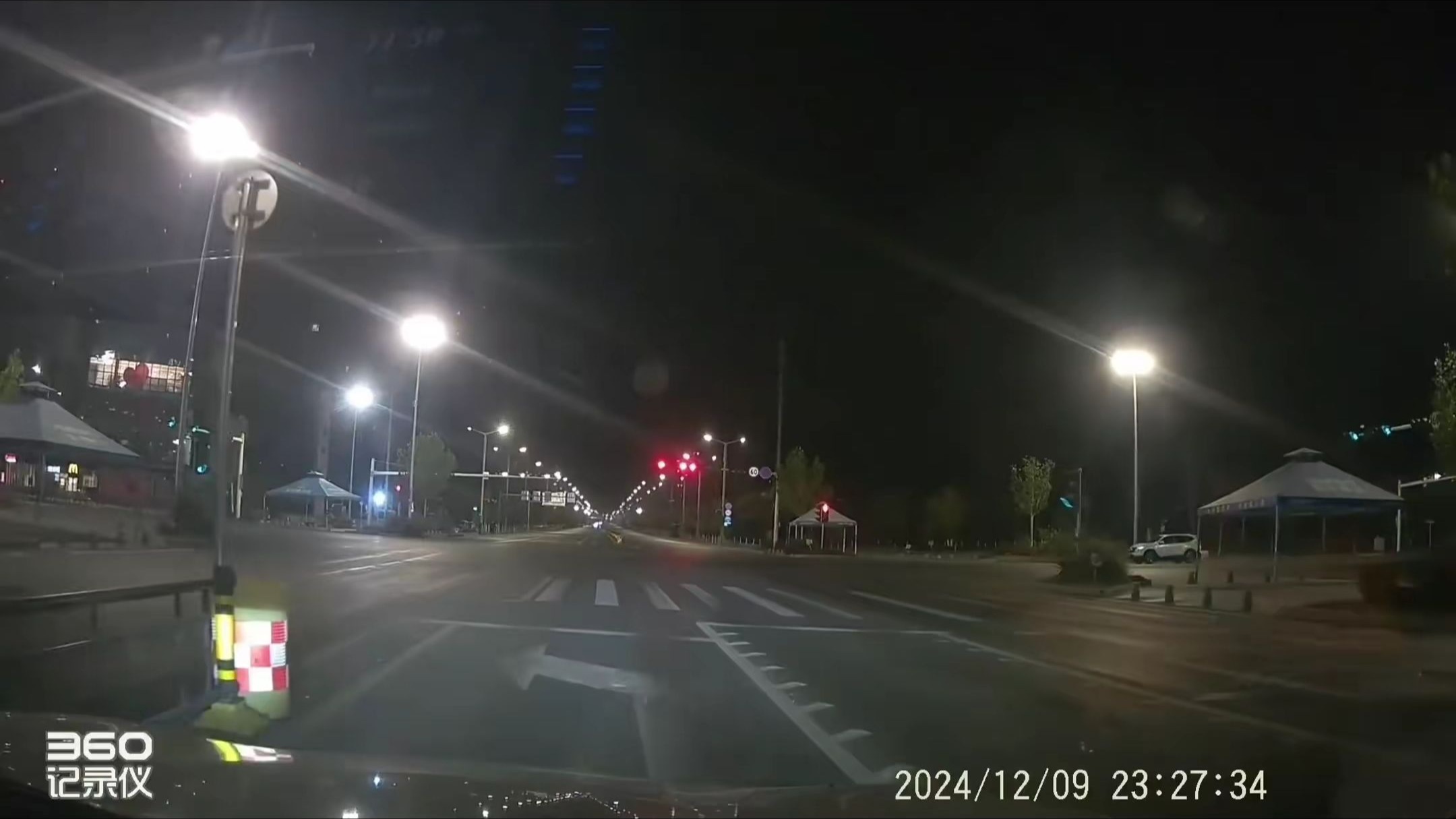 左转与直行相撞,怎么这么大个路口都能撞上呢