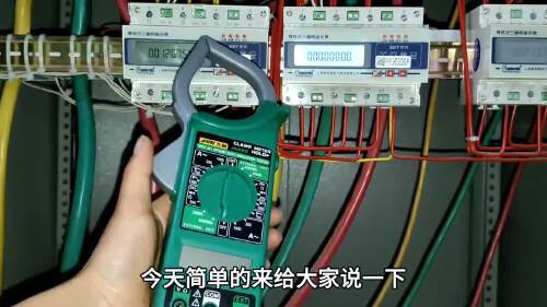 钳形电流表怎么使用师傅教你操作方法,新手电工要明白这两点