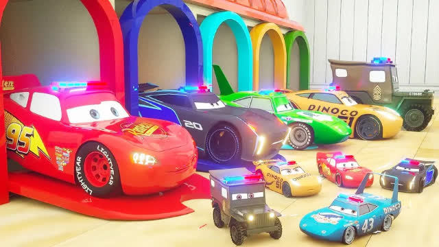 汽车总动员,大汽车顶着小汽车从车库驶出,分辨匹配颜色