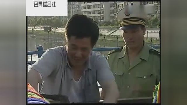 交警帮忙推车,什么破车一上路就是违章看这灭火器把赵老师给喷得