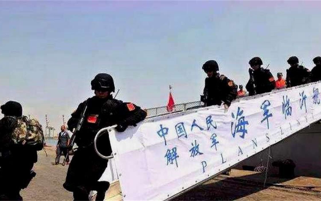 中国撤侨时,武装分子为何不敢靠近?横幅上十几个大字很霸气