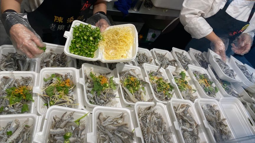 大姐做广东凉拌鱼皮,一份鱼皮27元,一天卖800份,鱼皮真的爽脆