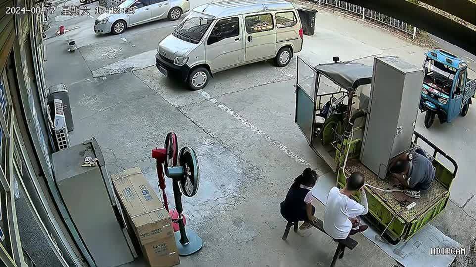 这台冰箱压缩机不启动检查,发现是启动器故障,正在更换