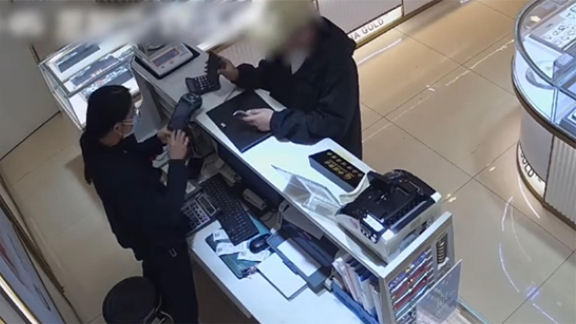 男子用28张付款码截图买黄金,店员感觉不对劲,果断报警