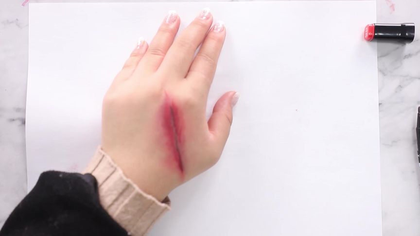 如何用红笔黑笔画伤口