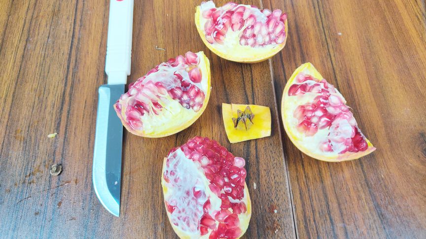 石榴这样吃才正确,石榴皮也有这些药用价值的,你知道吗?