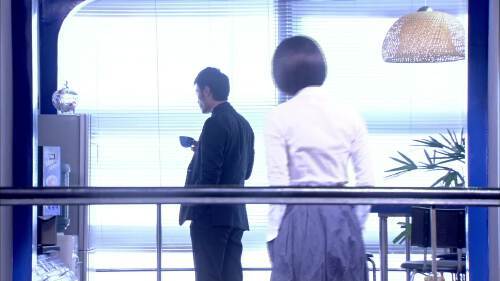 杜拉拉升职记:拉拉每天加班,回家很晚,发现父母一直在门口等她