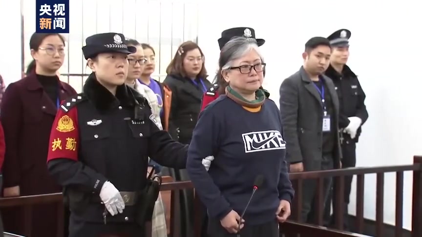 孙小果案“保护伞”一审宣判现场:其母孙鹤予当场落泪