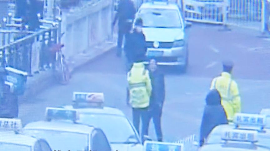 殴打交警视频流出:青岛女司机殴打交警长达3分钟不停手