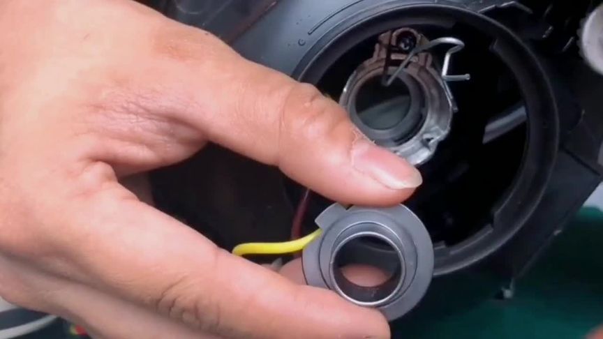 恒兰森-汽车H7接口大灯安装步骤解析