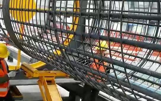 全自动数控钢筋笼滚焊机最新施工现场,机器生产工人站着看