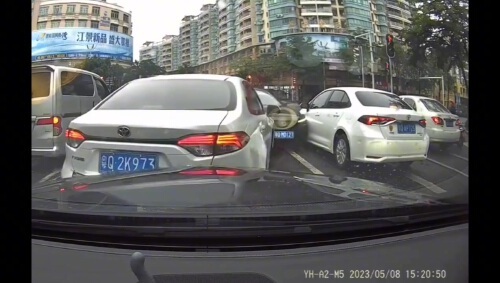 行车记录仪录下惊险瞬间