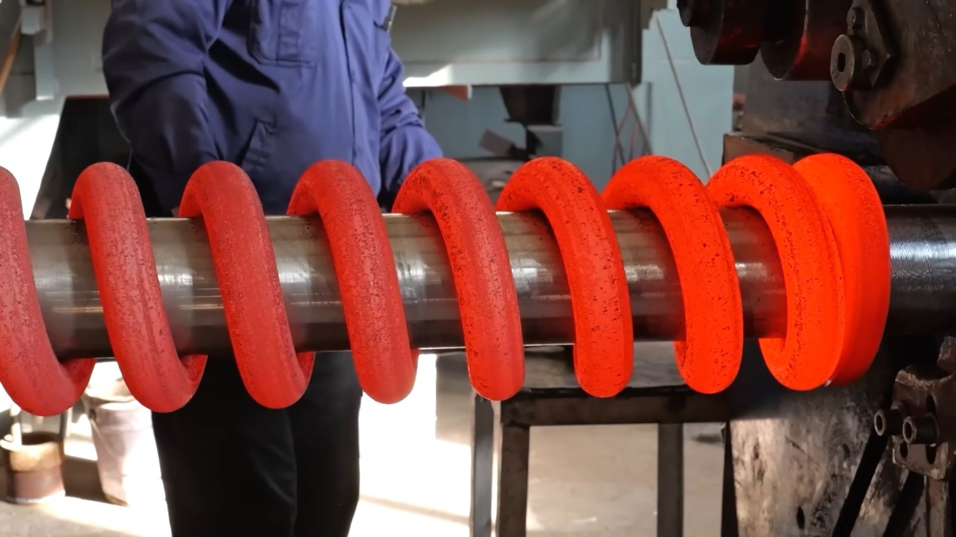 你知道巨型弹簧是怎么制作的吗