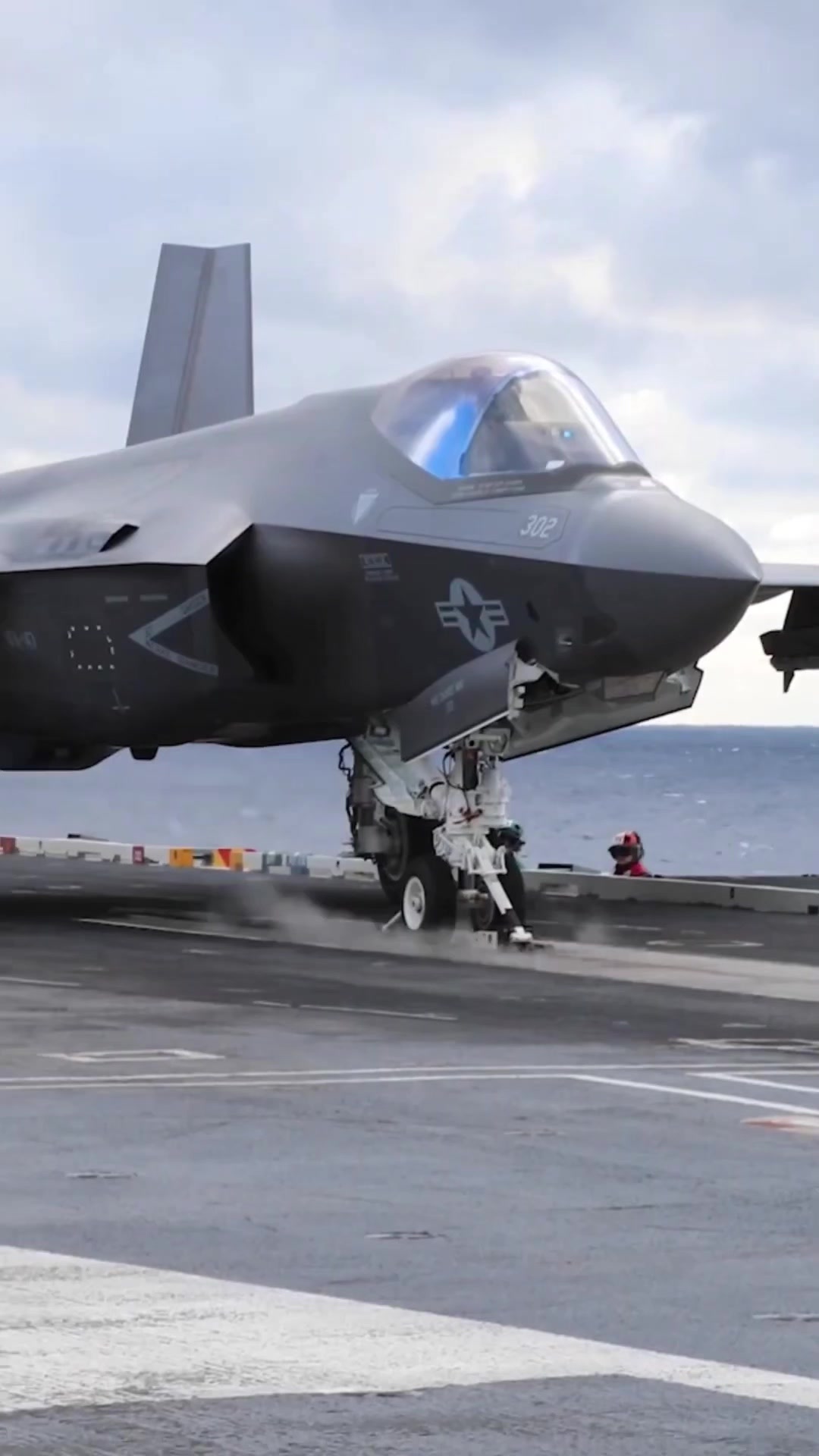 美伊舰艇发生海上对峙,冲突局势有所升级 昨天除了发生美军F35C舰载...