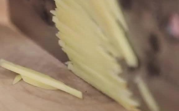 这个盐焗虾好的把隔壁小孩都馋哭了,制作简单,只需要一包盐焗鸡粉就...