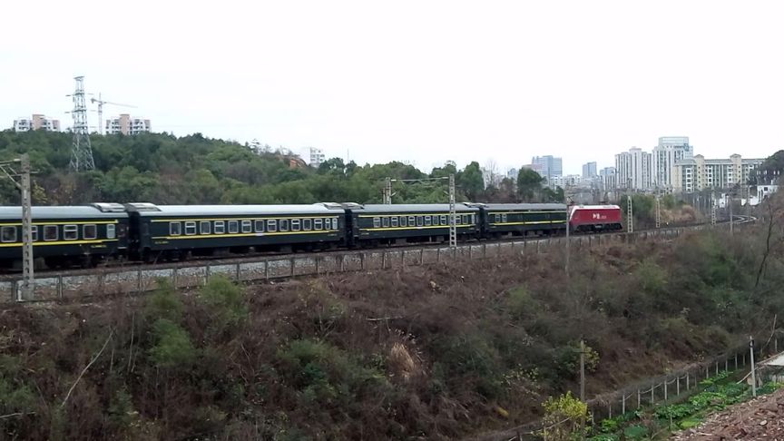 厦门北开往北京西K572次列车即将到达赣州站,22个小时后到达北京