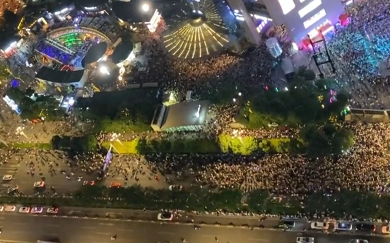 许巍露天演唱会万人空巷,多名男子爬树观看,现场响起大合唱.mp4