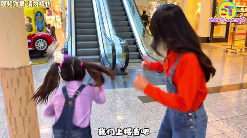 乘坐电梯需要注意哪些事项呢?小女孩跑着上扶梯,实在是太危险了