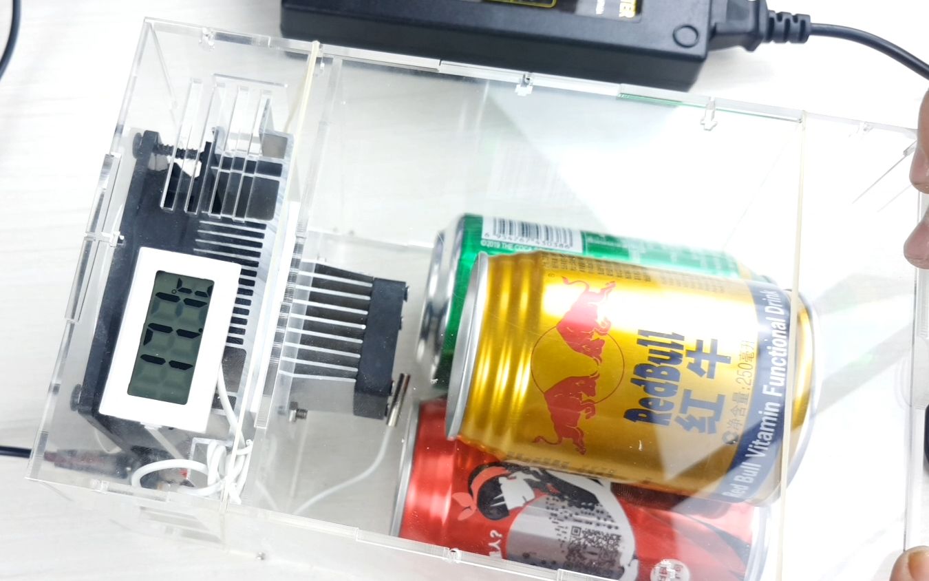 用半导体制冷片制作一个桌面级的小冰箱,看看最终成品效果如何