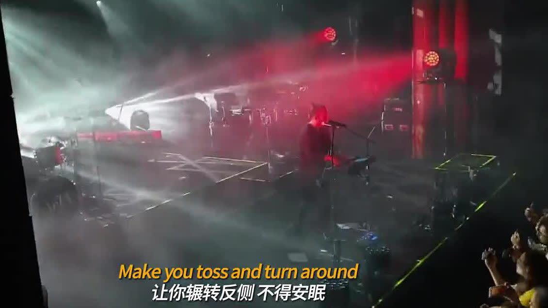 这个略带诡异,时而空灵时而安静的声音结合沉重的鼓声,分针转动的...