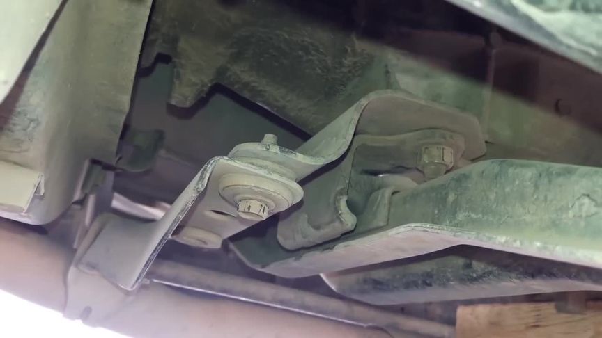 汽车发动机转速调整,师傅的操作有点看不懂?独特的修理方式?