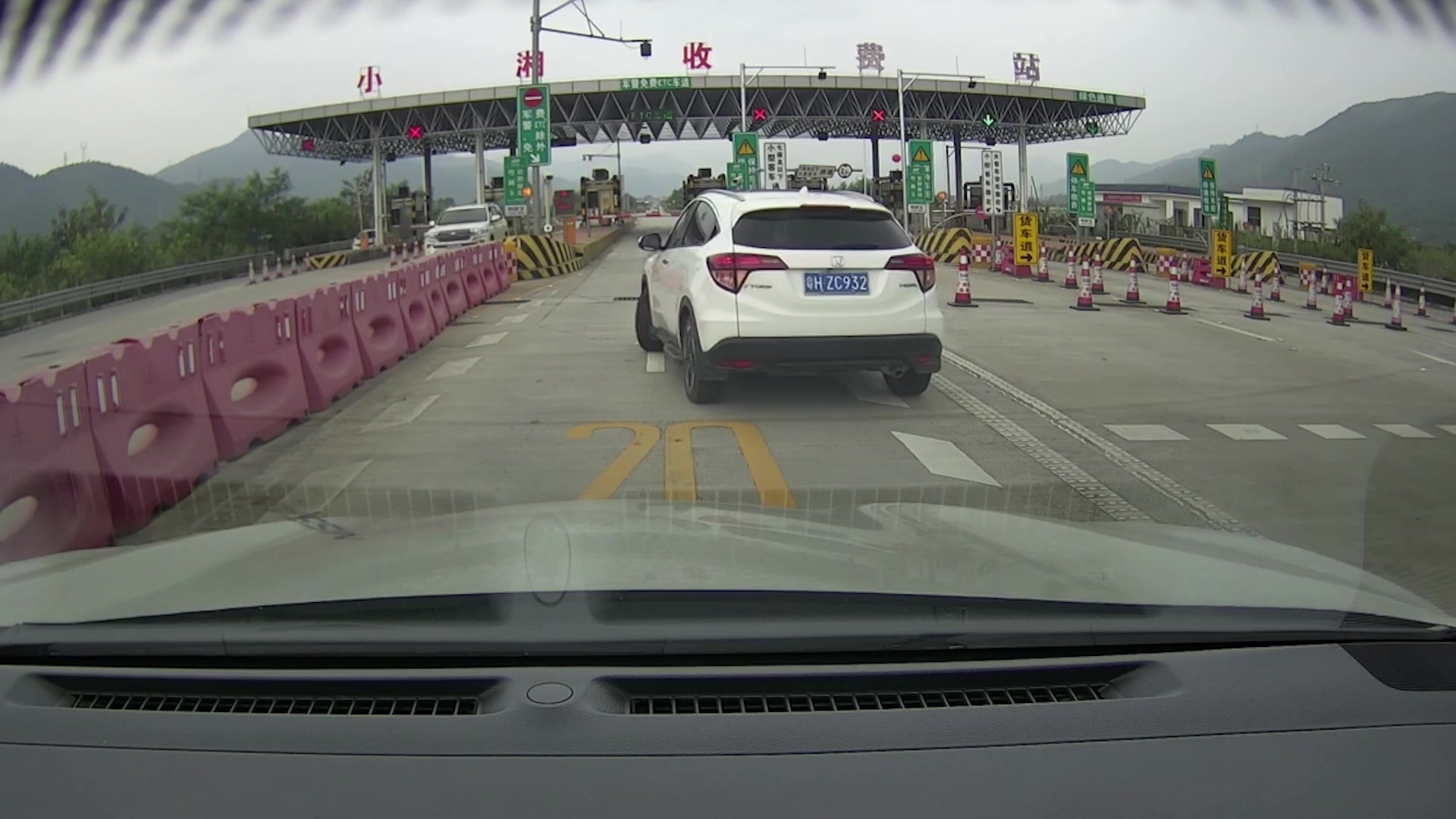 老司机和新手司机的区别,看看这预判性驾驶就知道,差距有点大了