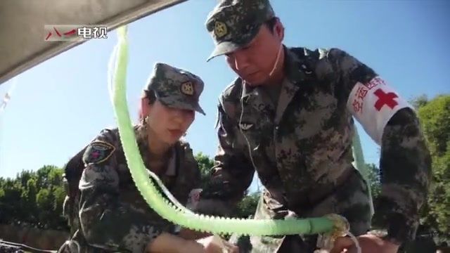 一手拿枪、一手救人,医护人员“穿越火线”抢救伤员
