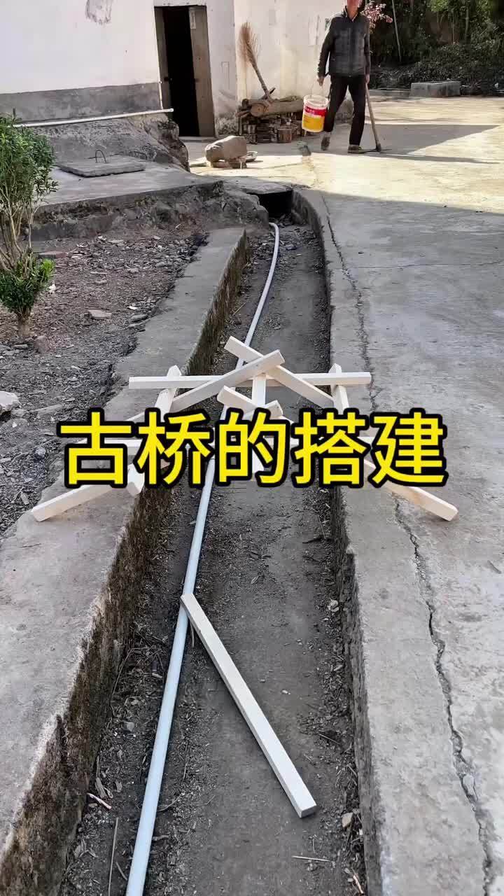 没想到仅需几个木头搭桥就能稳稳当当