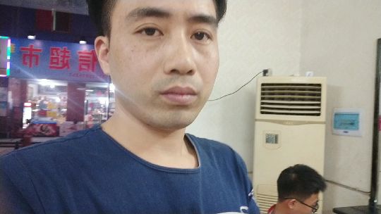手机到底是好东西还是坏东西呢?小孩儿玩手机把眼睛玩出了300度