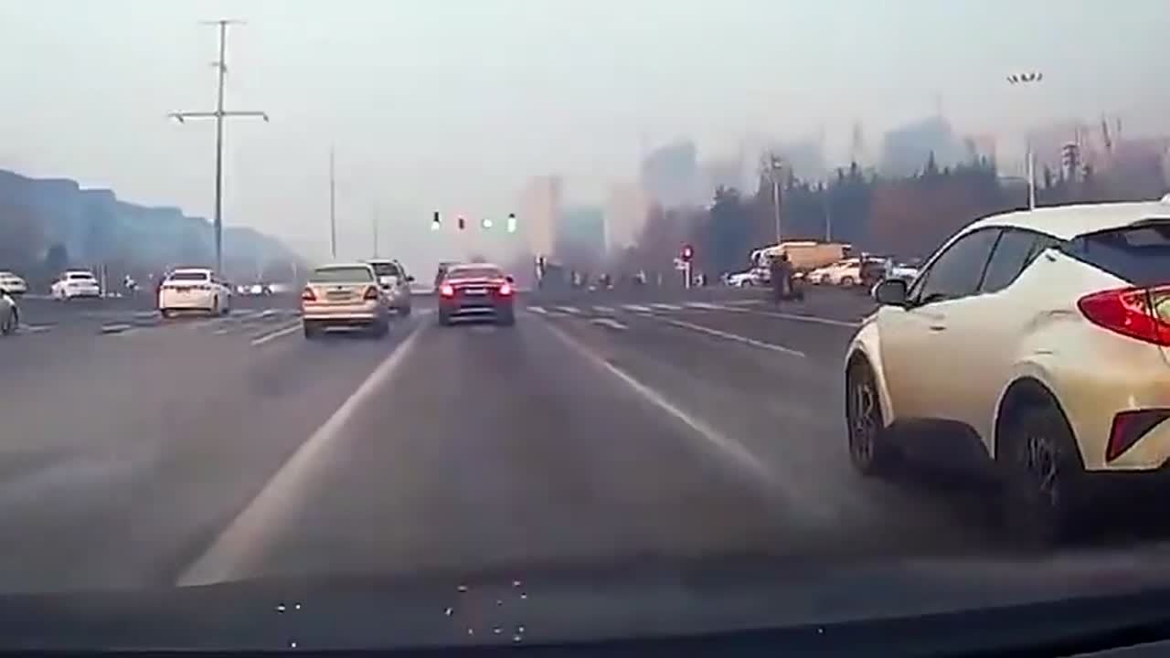 行车记录仪:只顾看奔驰E300,忍不住追尾