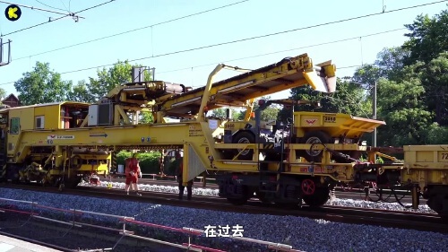 铁路轨枕是如何铺设的,实拍铁路轨道铺设全过程,机器太先进了!