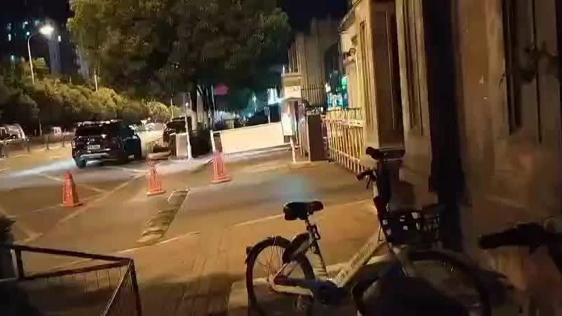 寻物启事:有哪位在和园中门口共享单车兜篮发现一个档案袋