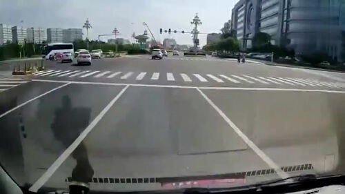 行车记录仪:恕我直言,这位保安当得有点累,记录仪拍下尴尬一幕