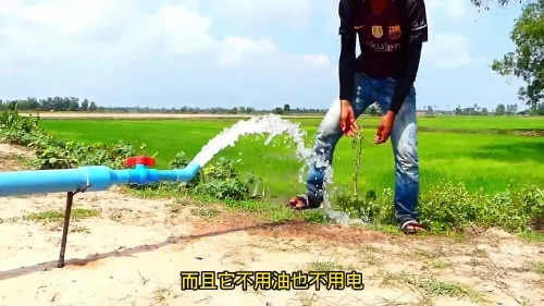 小伙用铁桶和水管制作抽水装置,能把河水抽上来,真是天才的发明