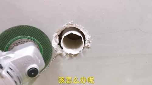 PVC 管坏在墙里空间狭窄,切割的实用方法