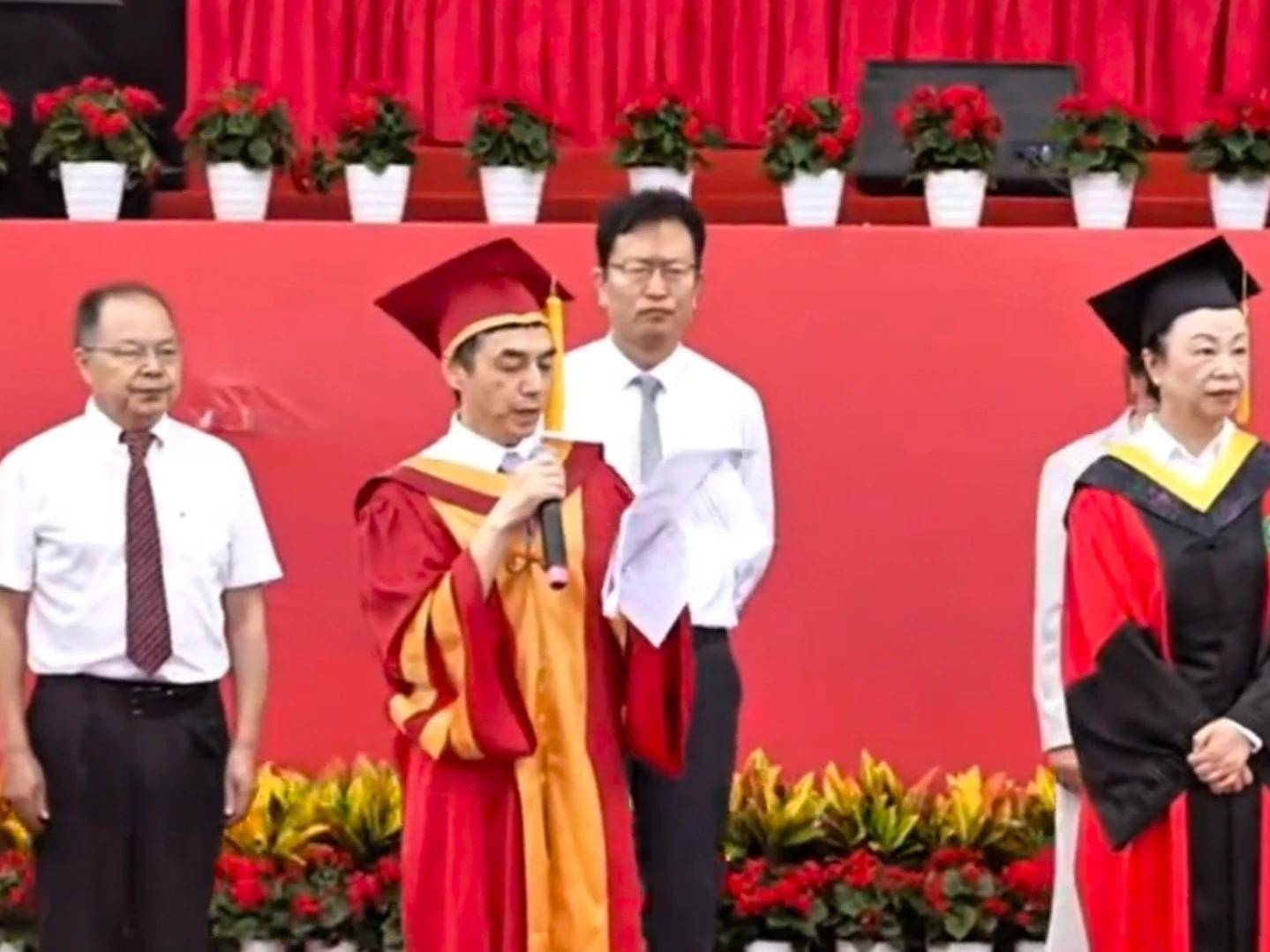 西华大学毕业典礼遇大雨,校长讲话被学生喊"下来"