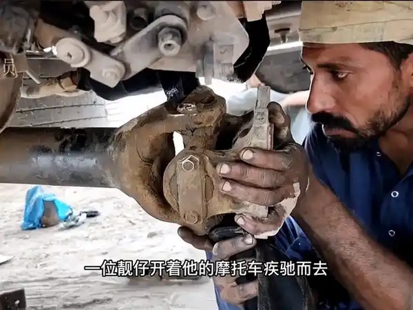 四个伙计路边紧急修理,给日野车换离合器三件套,修好还送车主一袋青瓜