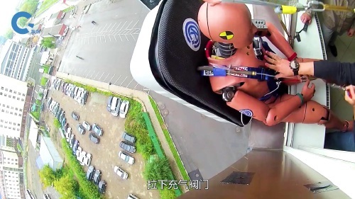 不可思议的高层逃生降落伞,让人们坐着降落伞逃生,原理是什么?