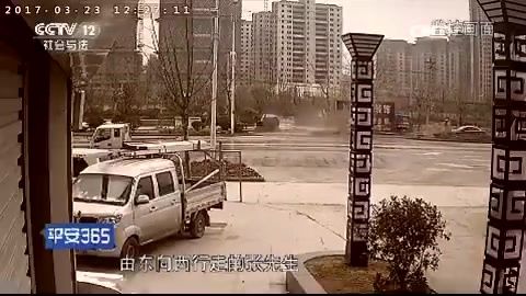 骑自行车在非机动车道逆行,被醉酒驾驶的失控面包车撞死