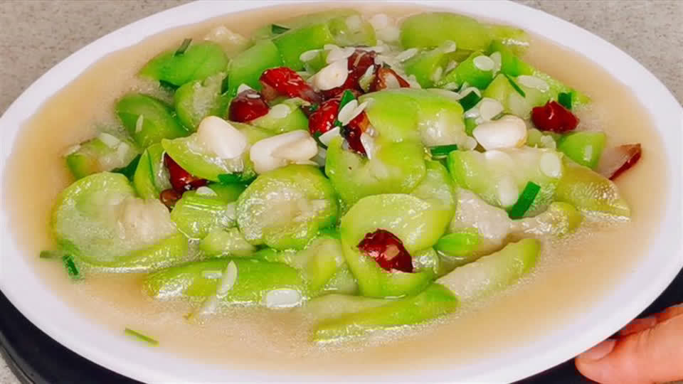 炒丝瓜时加红枣,原来这么好吃,丝瓜翠绿不发黑