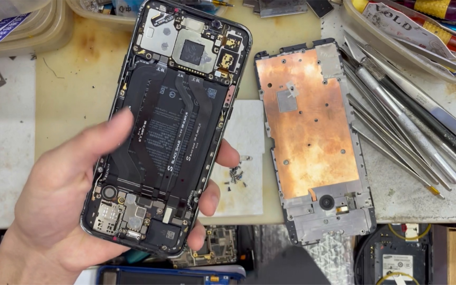 山西太原黑鲨2应该是主板烧了,中间屏幕突然黑屏,然后全黑,今天刚坏的